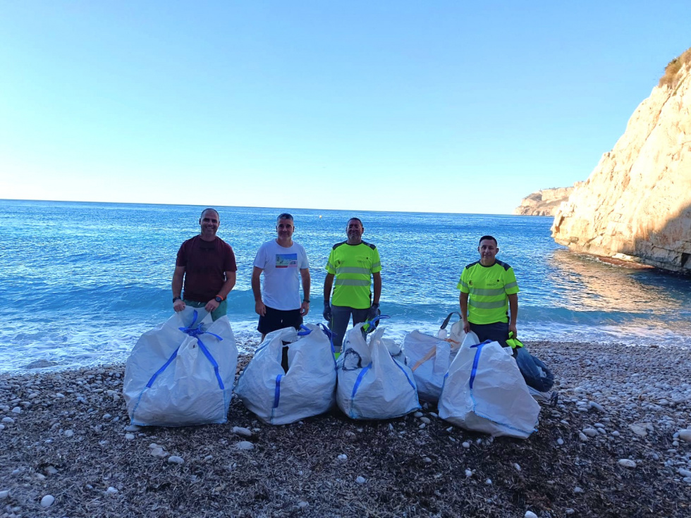 Limpieza en la cala dels Testos de Benitatxell con la participación de ...