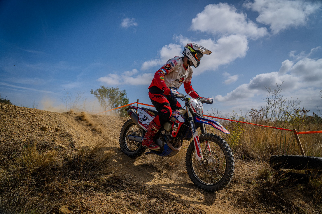 El piloto xabiero Cristóbal Cholbi remonta tras una caída y logra el ...