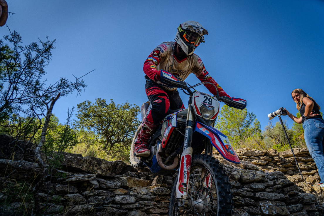 El piloto xabiero Cristóbal Cholbi remonta tras una caída y logra el ...