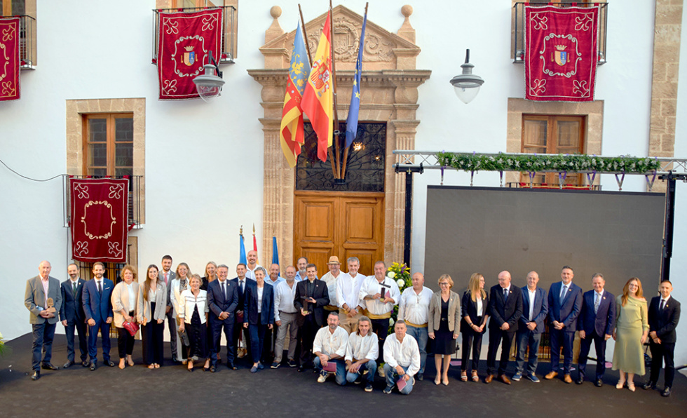 Els Premis 9 d’Octubre reconocen la llama de la tradición de la penya ...