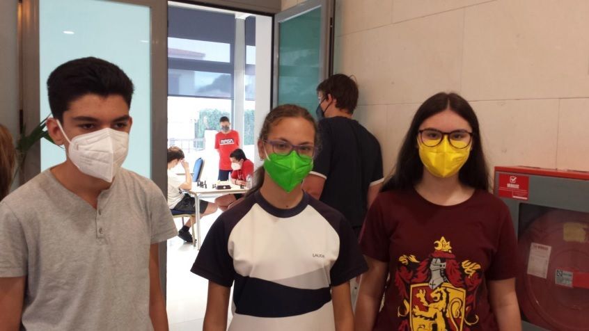 Los jóvenes ajedrecistas Mateo Gómez, Noa Mulet y Anna Klimovskaya se ...